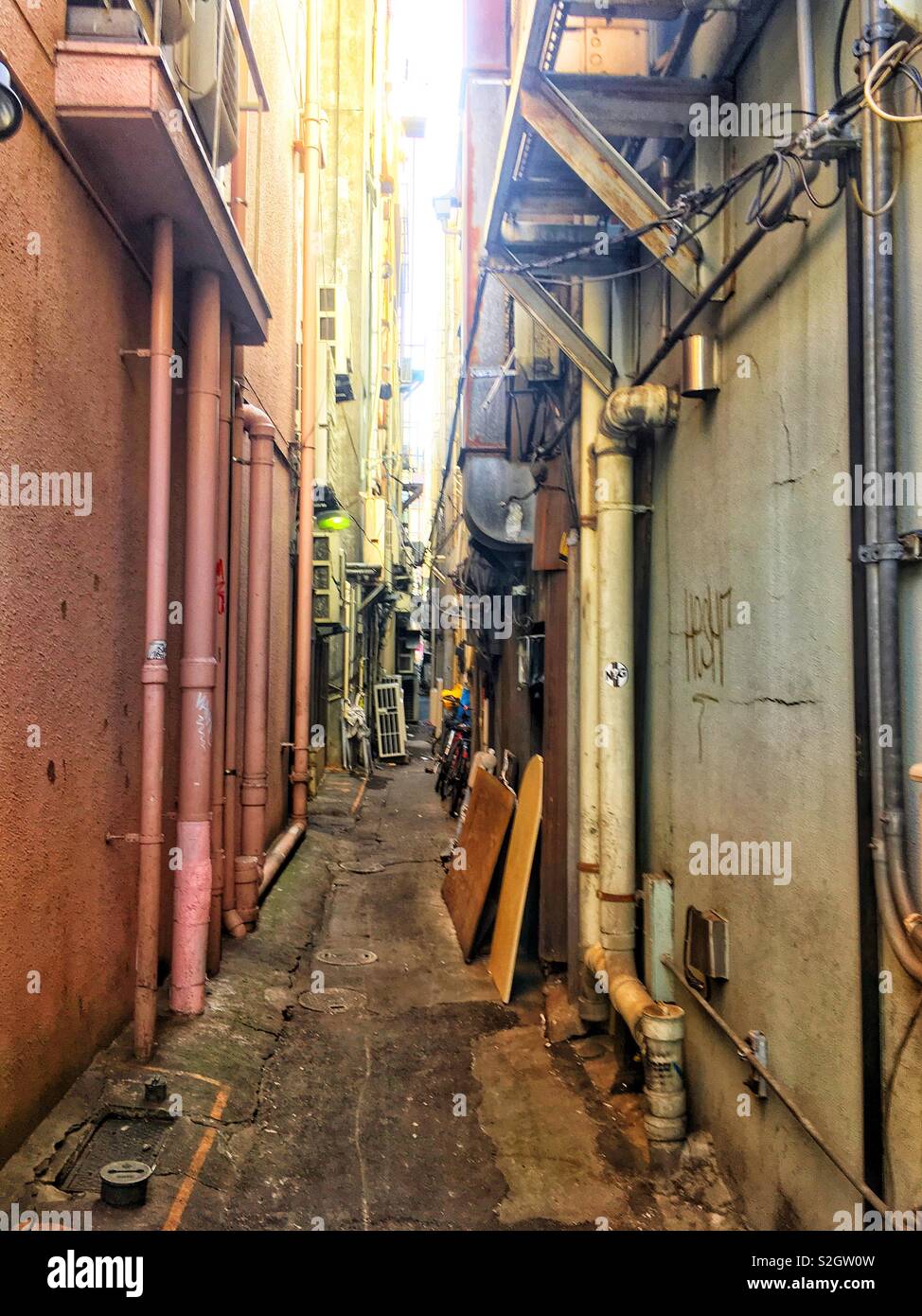 Tokyo alleyway hi-res stock photography and images - Alamy