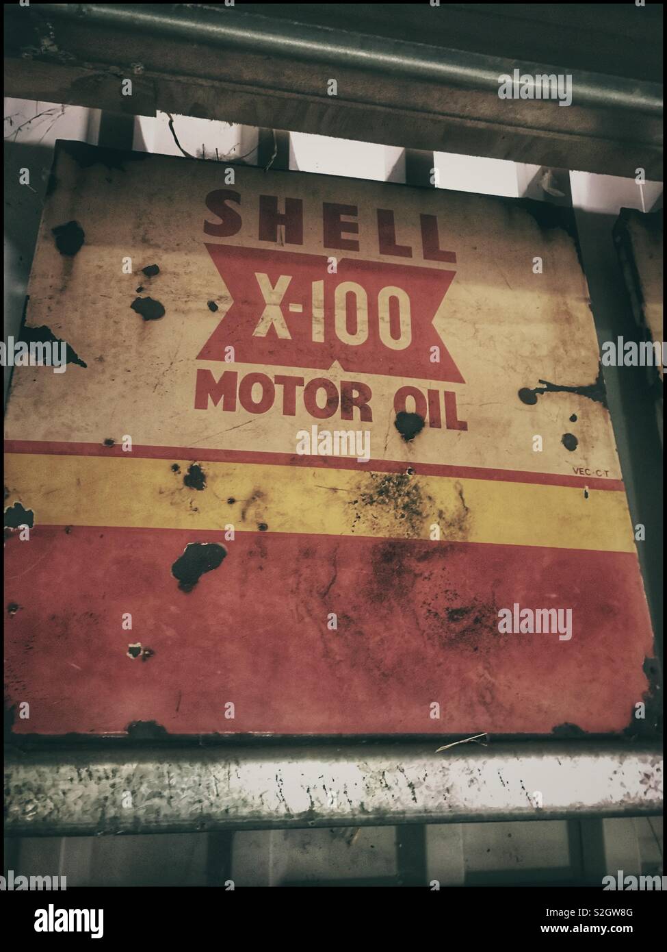 Vintage shell sign hi-res stock photography and images - Alamy