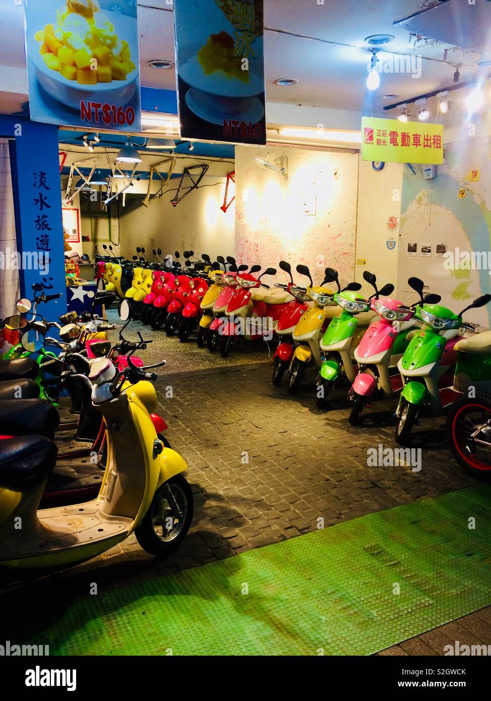 Taiwanese mopeds hi-res stock photography and images - Alamy