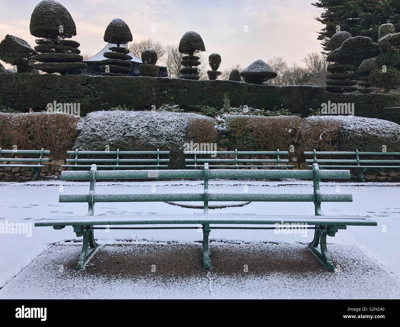 Empty park bench hi-res stock photography and images - Alamy