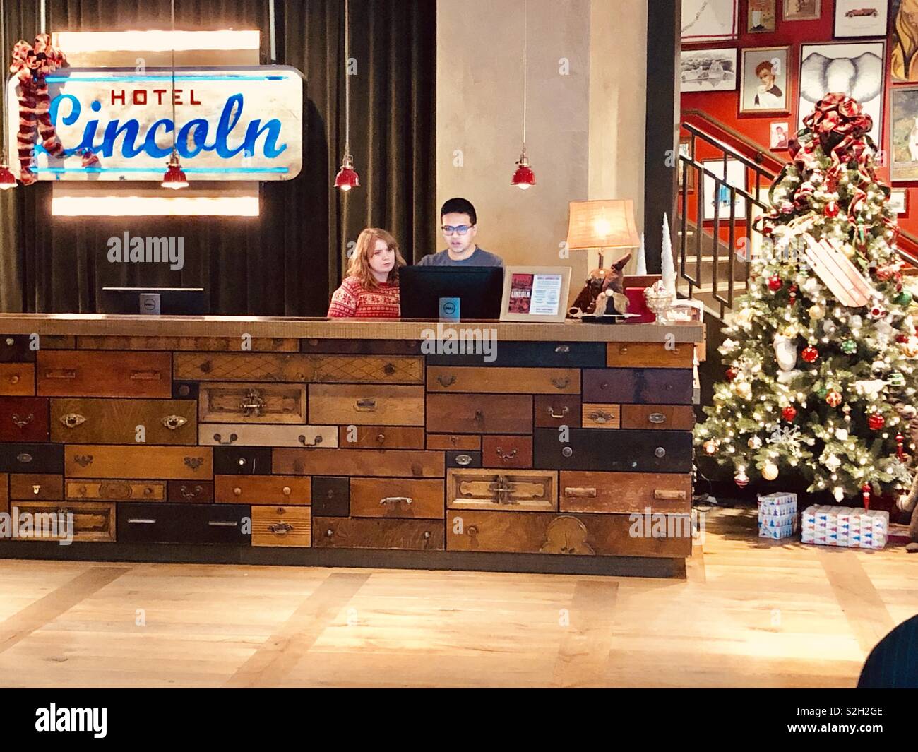 Hotel front desk sign hi-res stock photography and images - Alamy