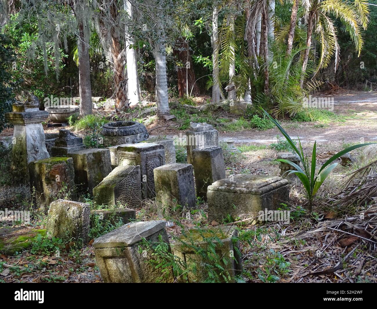 Broken statues hi-res stock photography and images - Alamy