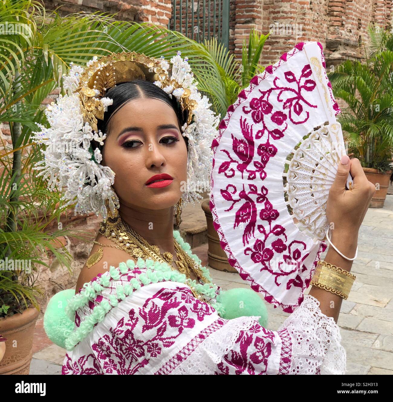 Panama pollera hi-res stock photography and images - Alamy