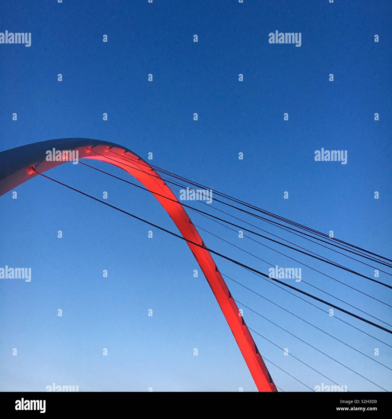 Bridge in red hi-res stock photography and images - Alamy