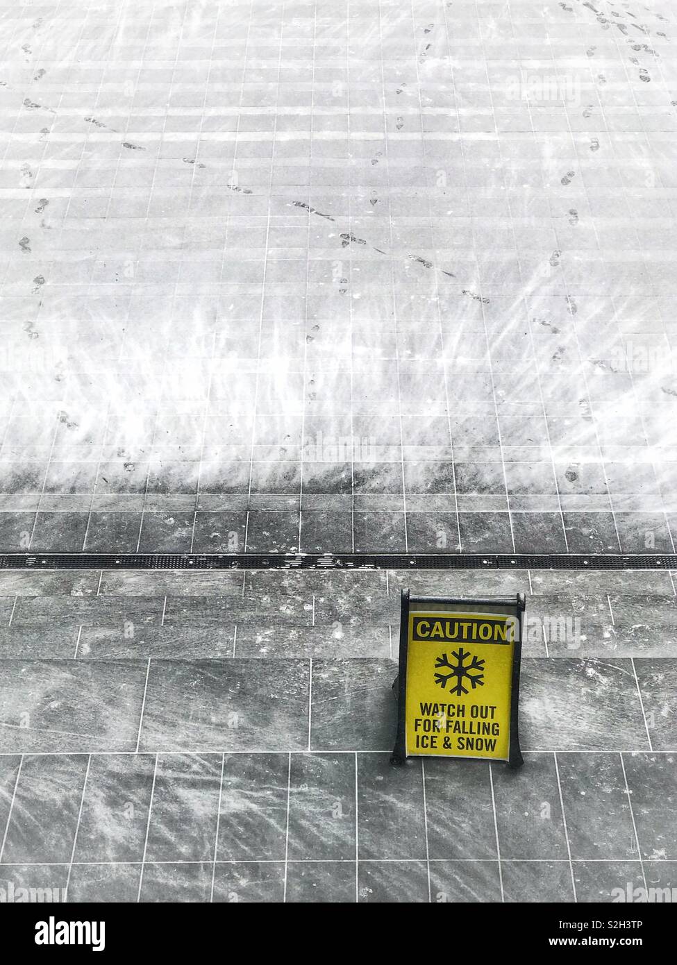 Caution falling ice sign hi-res stock photography and images - Alamy