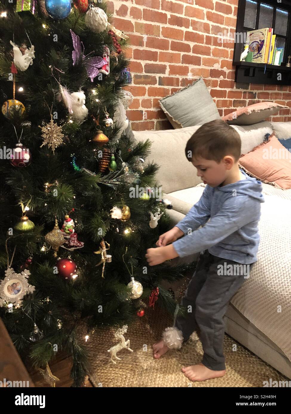 Child and christmas tree hi-res stock photography and images - Alamy