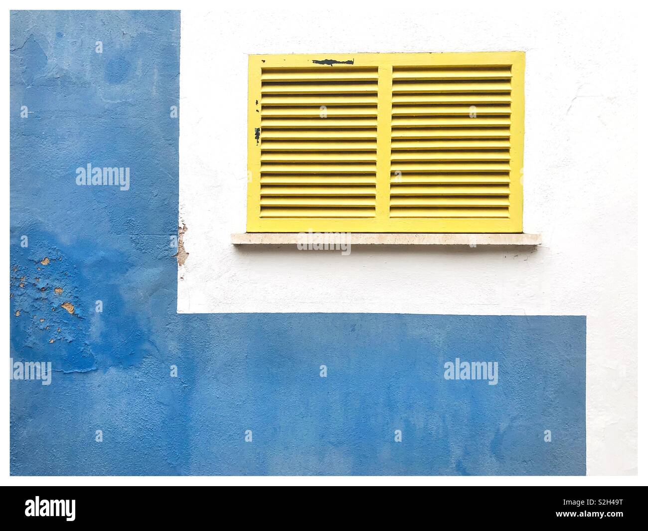 Yellow shutters hi-res stock photography and images - Alamy