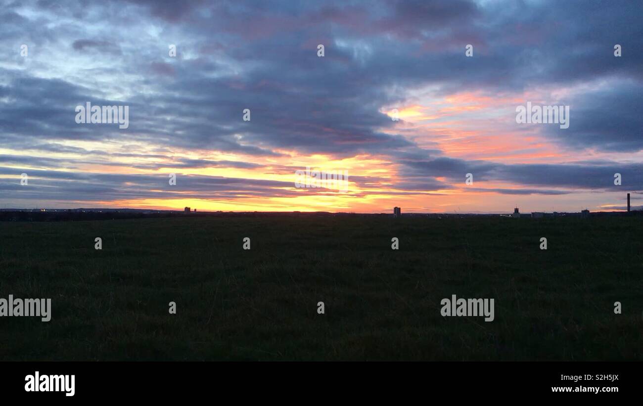 Sunrise over level horizon Stock Photo - Alamy