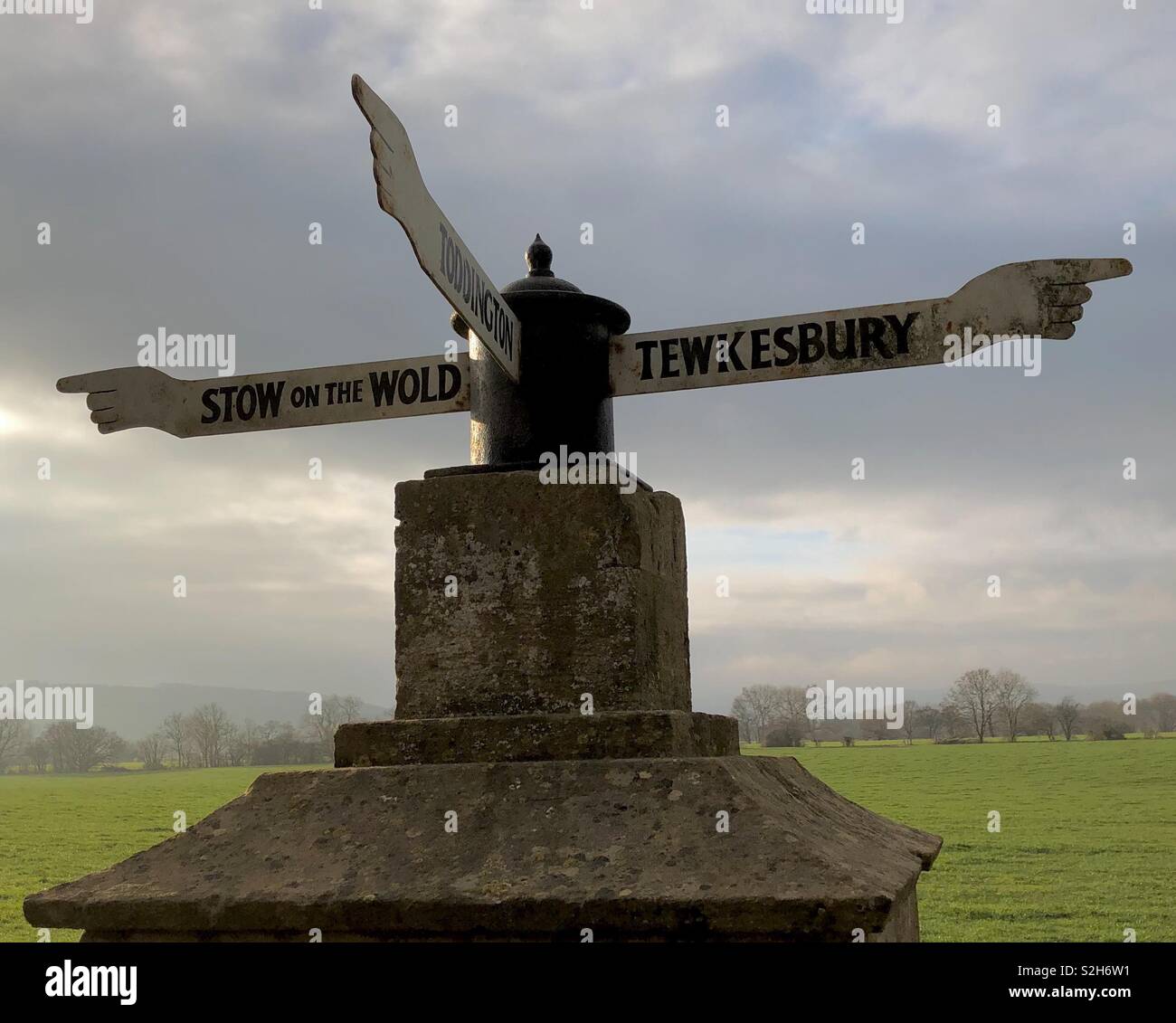 Heritage finger post sign hi-res stock photography and images - Alamy