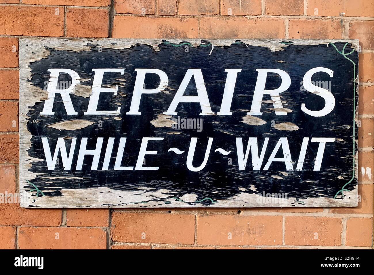 Wait here sign hi-res stock photography and images - Alamy