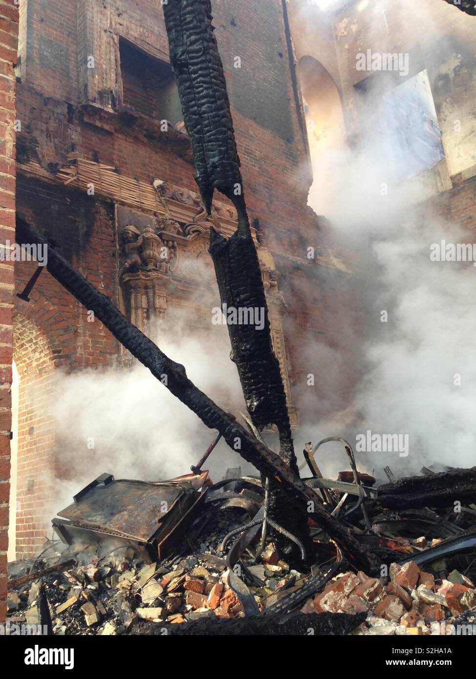 Smouldering building fire hi-res stock photography and images - Alamy