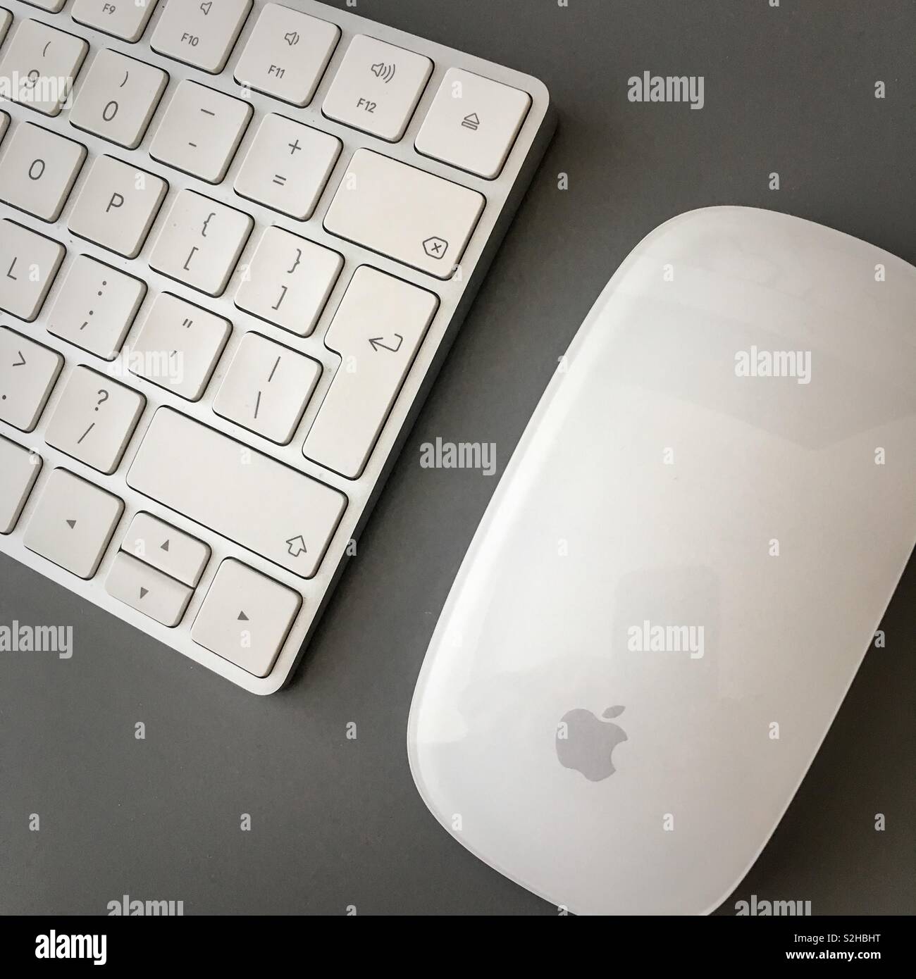 Apple keyboard and mouse Stock Photo - Alamy