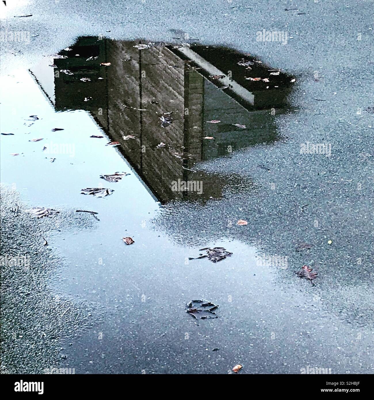 Building, reflects,water, rain Stock Photo - Alamy