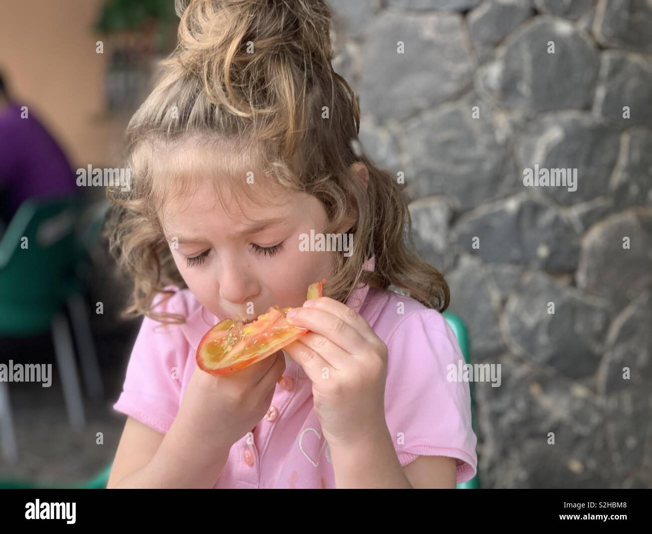 Children eating a tomato Stock Photo - Alamy