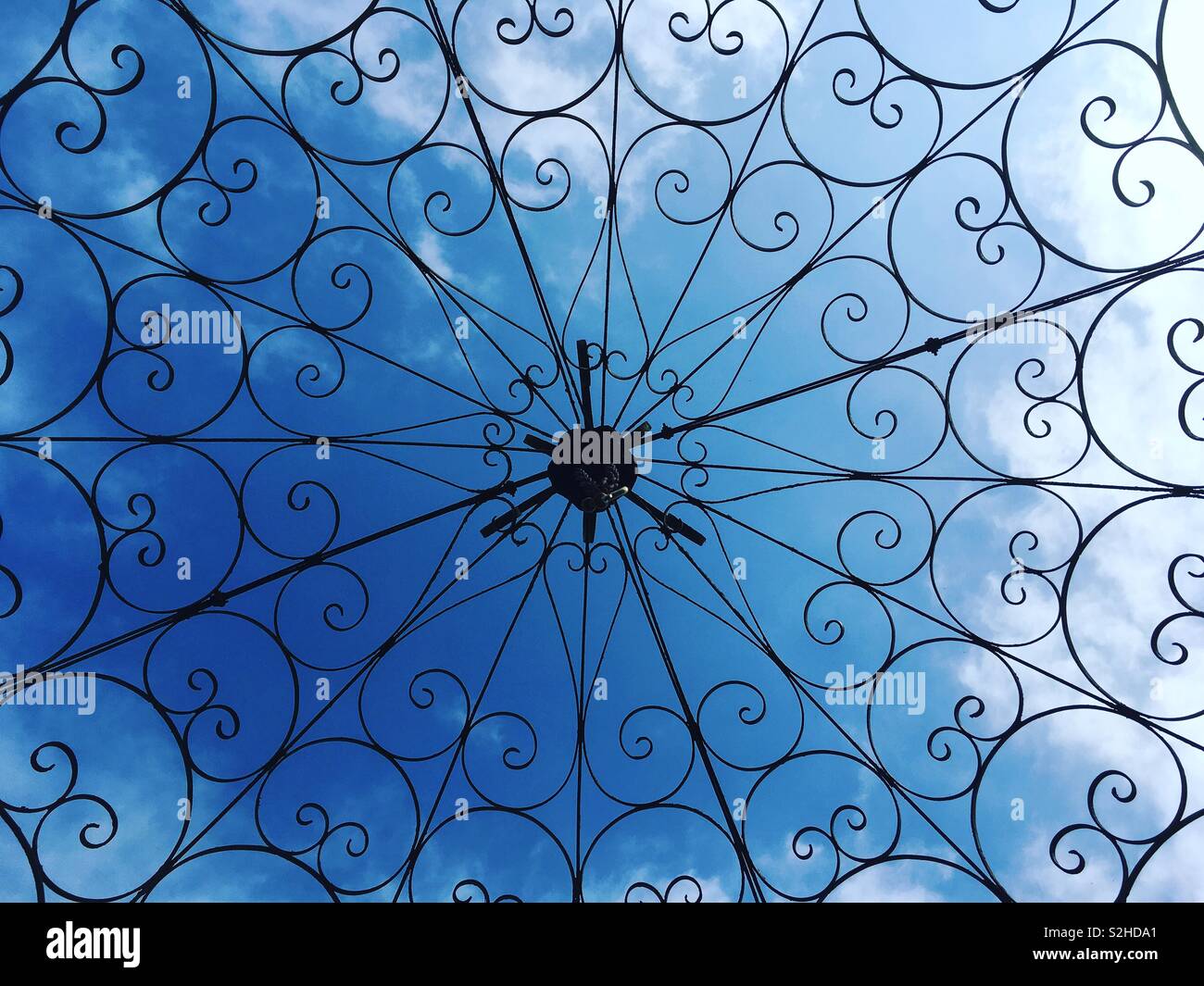 Symmetrical patterns hi-res stock photography and images - Alamy