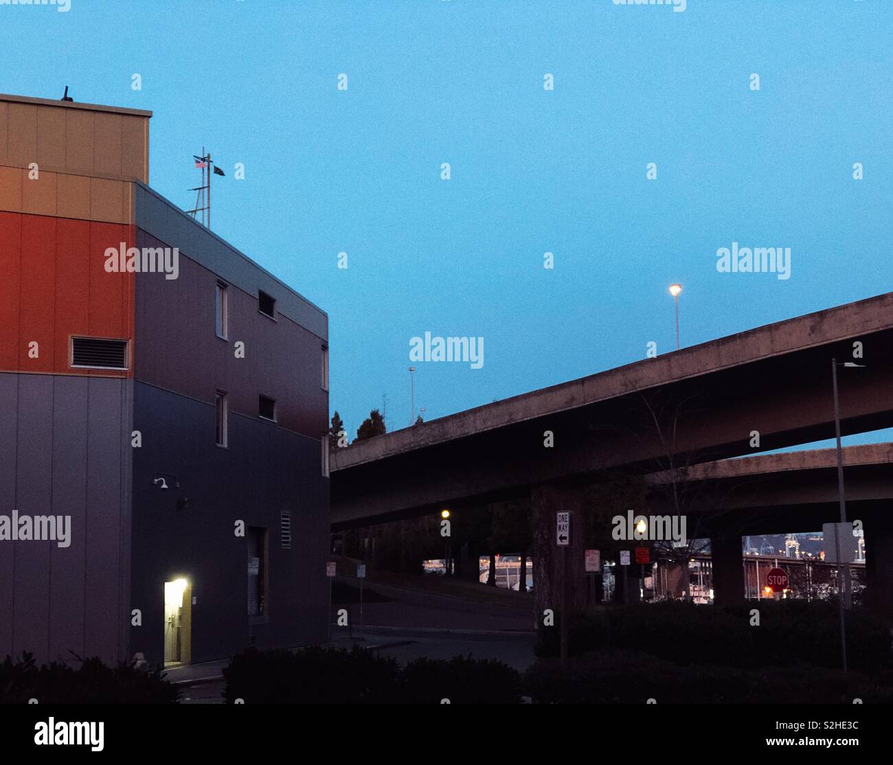 City corner hi-res stock photography and images - Alamy