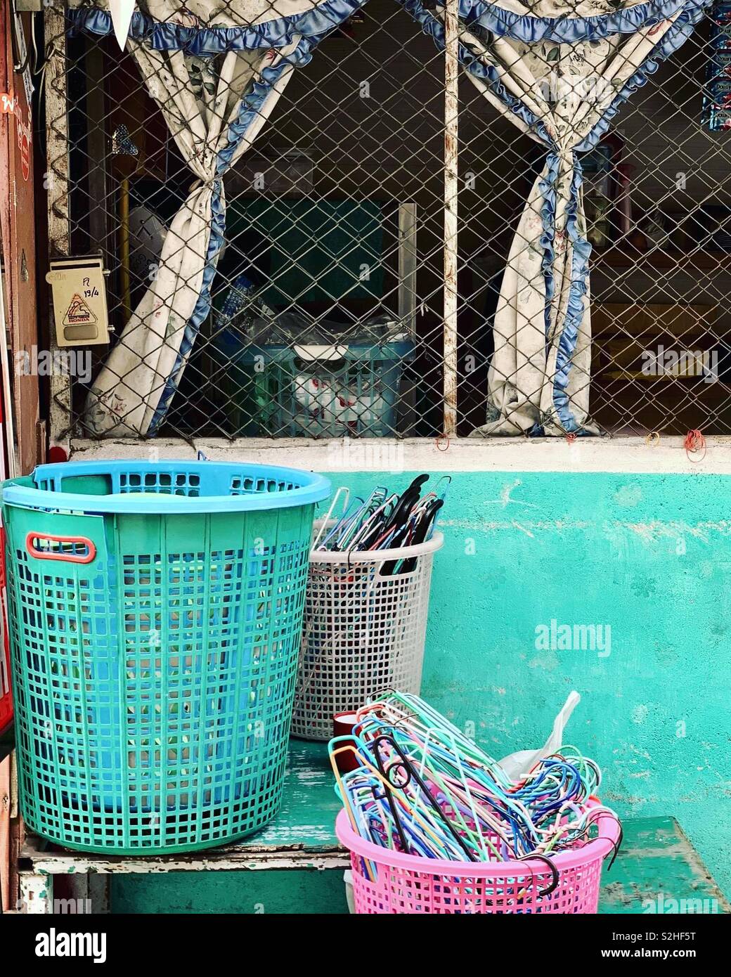 Laundry shop hi-res stock photography and images - Alamy