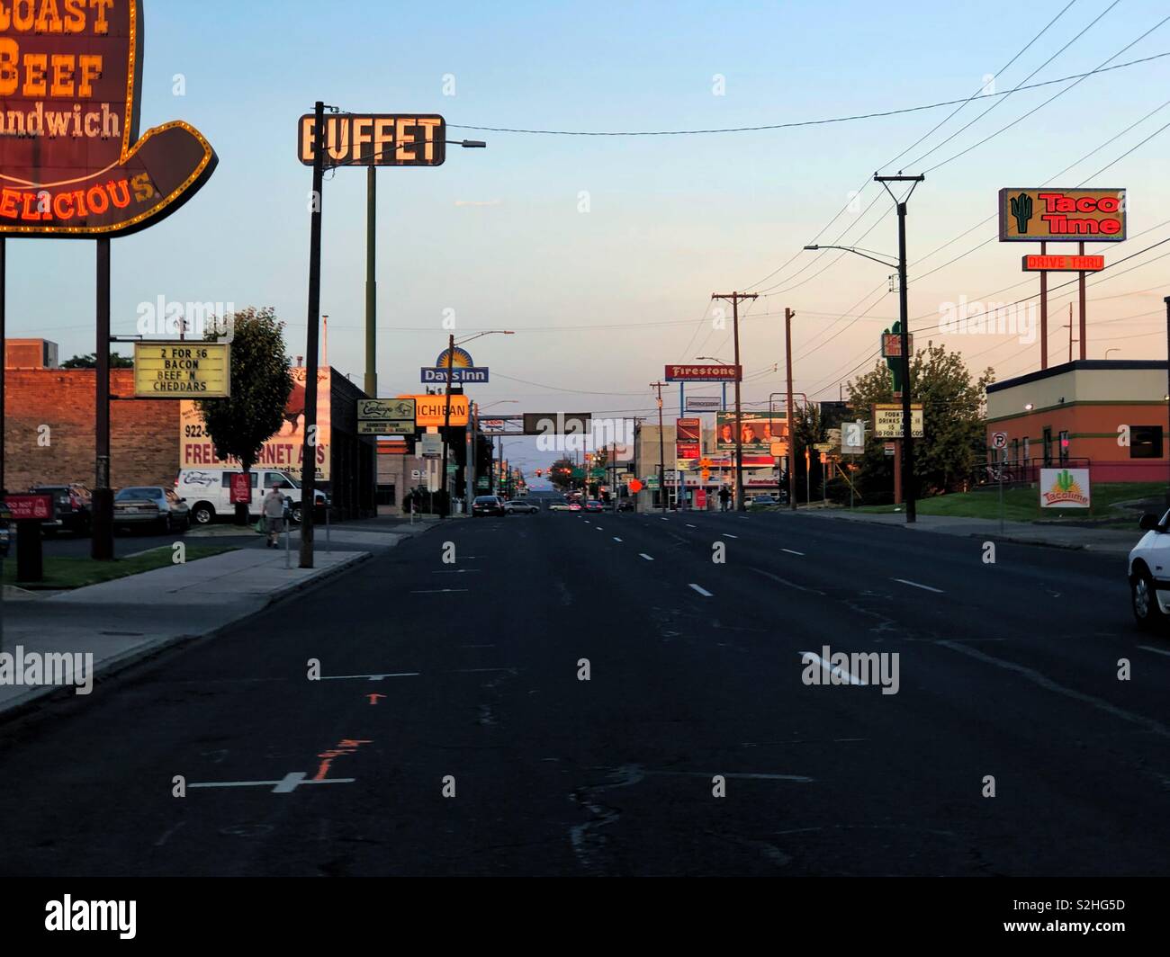 Strip mall hi-res stock photography and images - Alamy