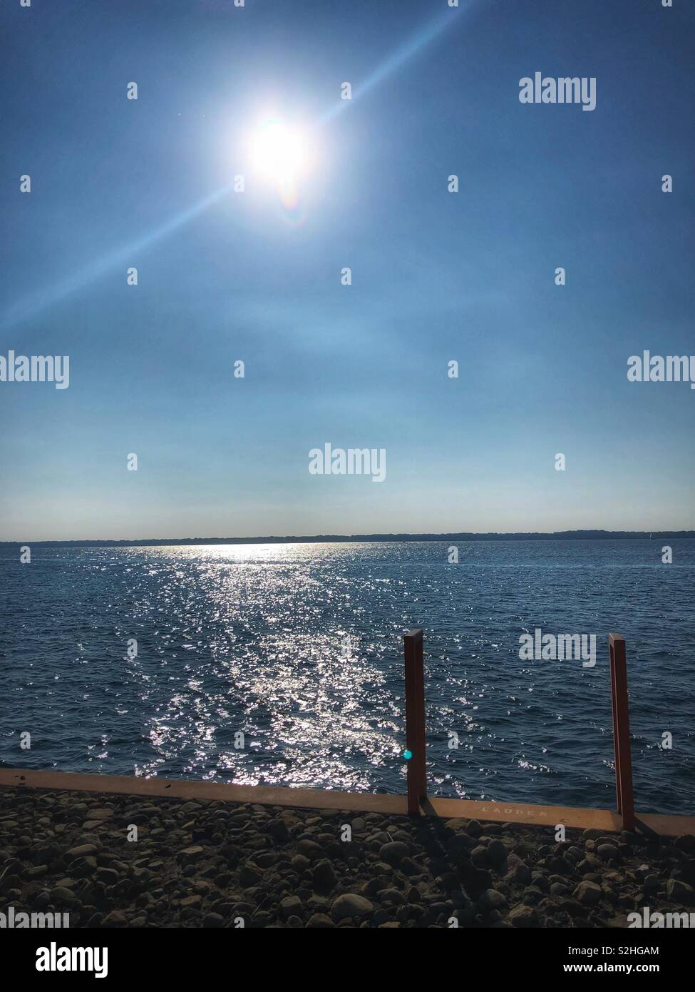 Intense blue lake hi-res stock photography and images - Alamy