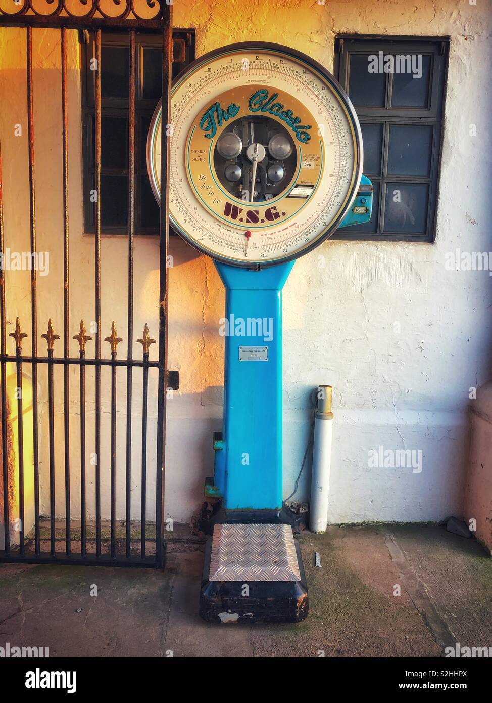Old fashioned weighing machine on Penarth pier Stock Photo - Alamy