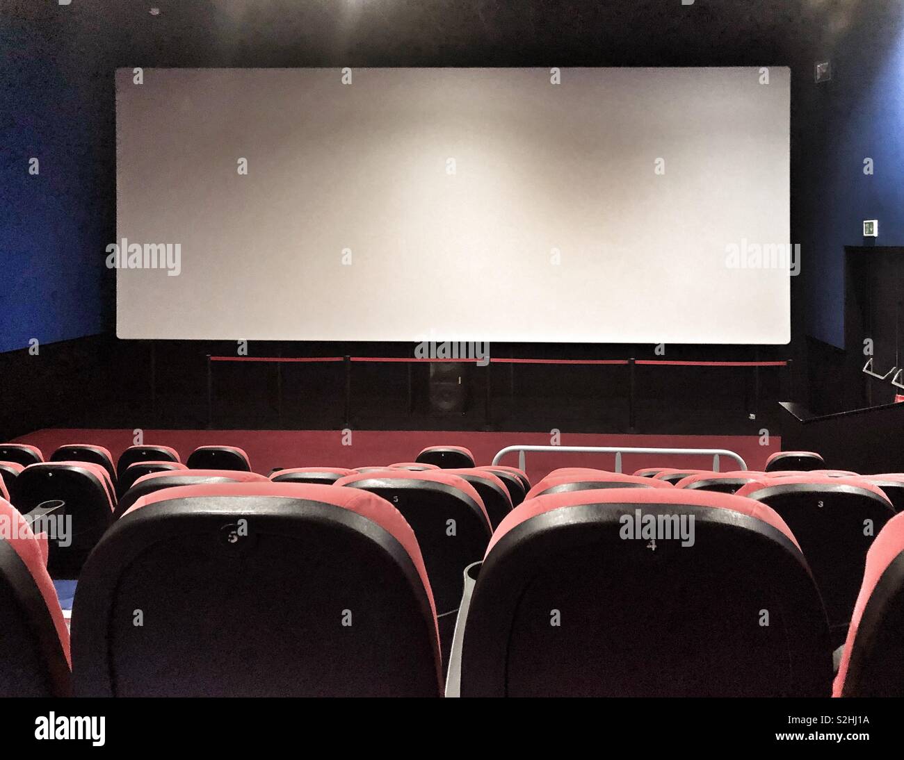Empty cinema hi-res stock photography and images - Alamy