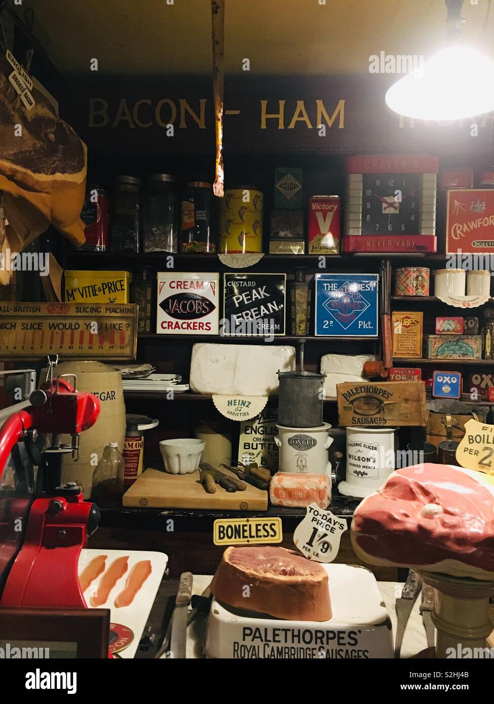 Old fashioned grocers shop hi-res stock photography and images - Alamy