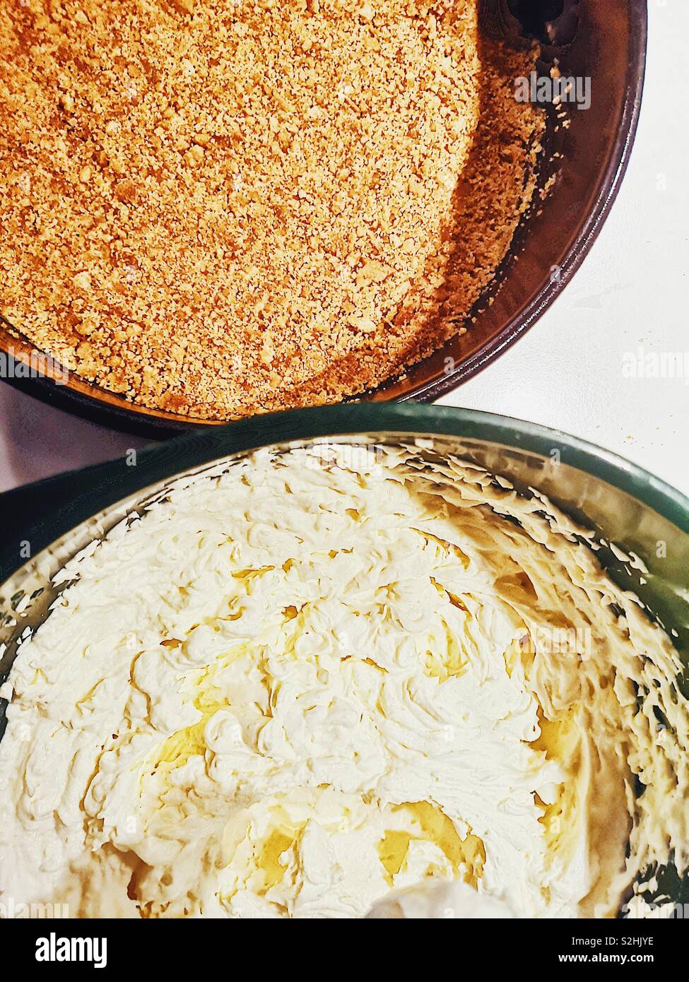 Biscuit base and cake mix for homemade cheesecake Stock Photo - Alamy