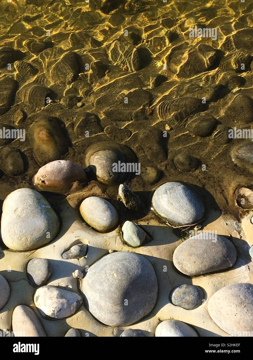Pebbles in water hi-res stock photography and images - Alamy