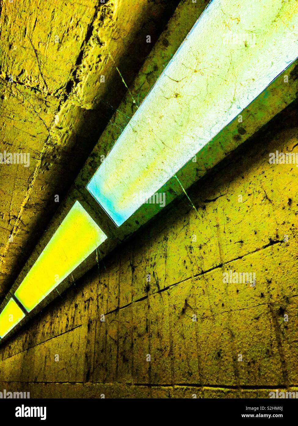 Dingy lighting hi-res stock photography and images - Alamy