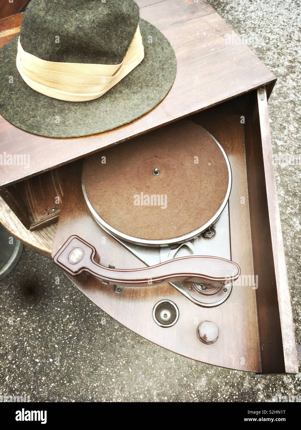 Vintage turntable gramophone and hat Stock Photo - Alamy