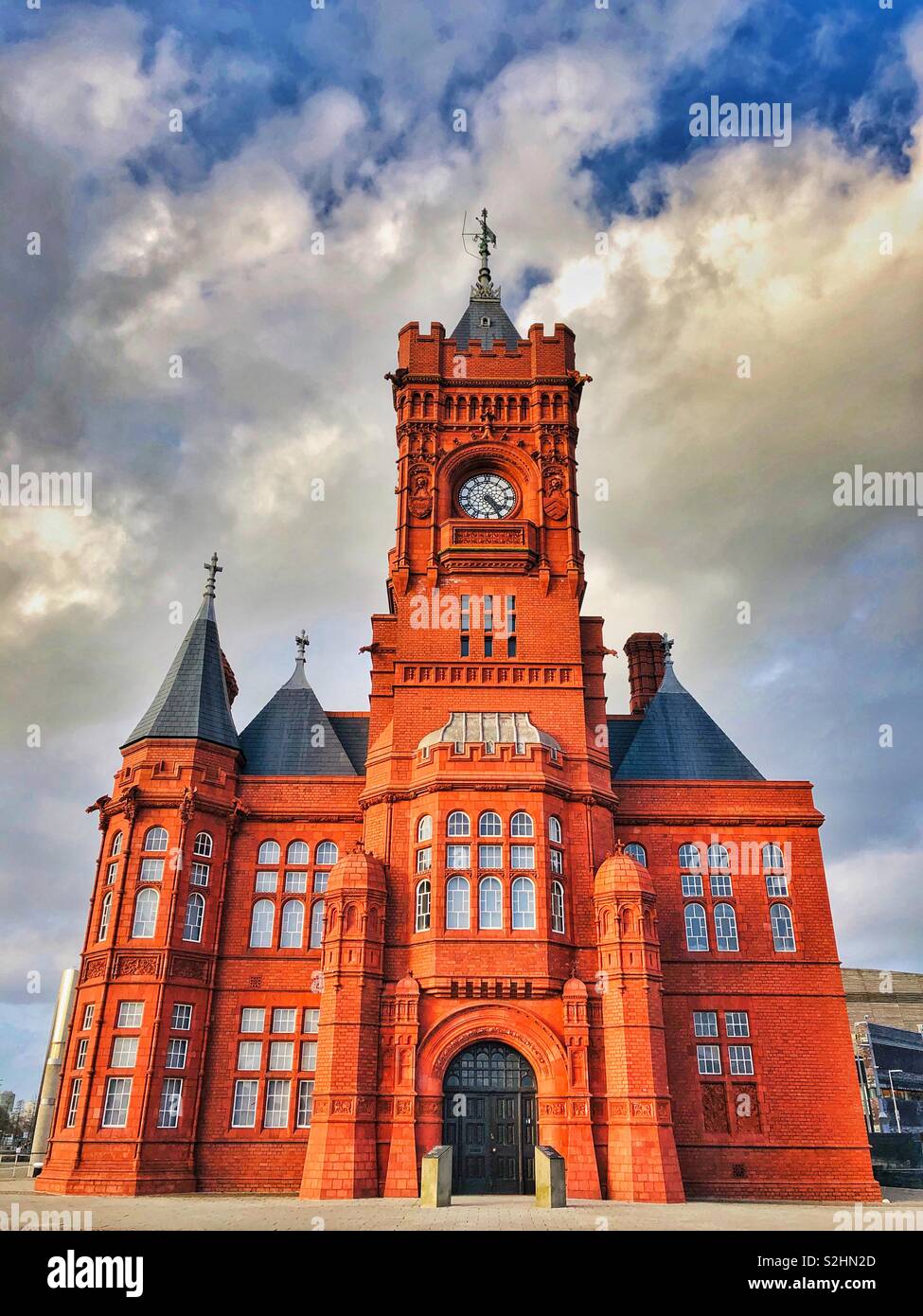 Cardiff bay pierhead building national hi-res stock photography and ...