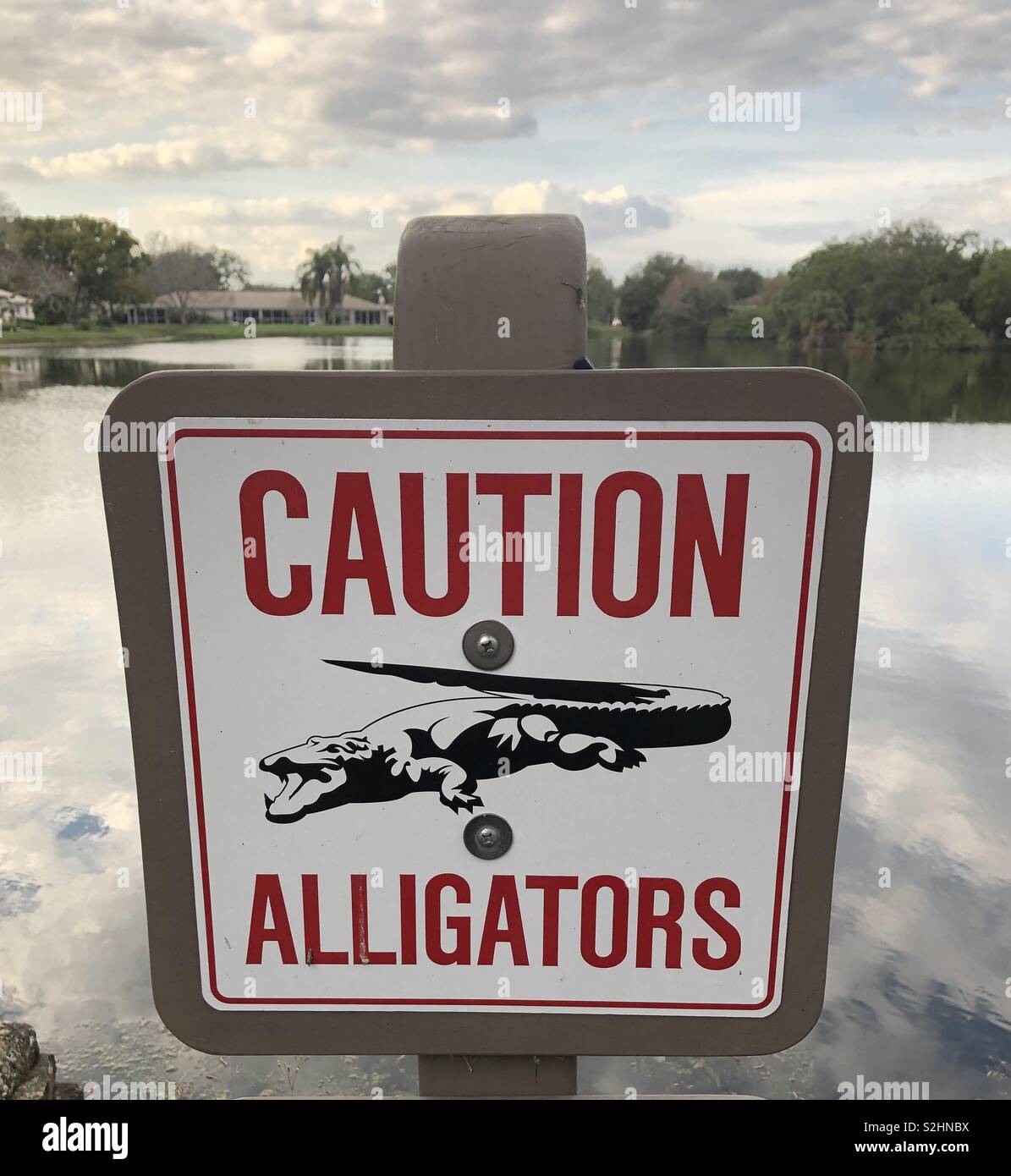 Do not feed alligators sign hi-res stock photography and images - Alamy