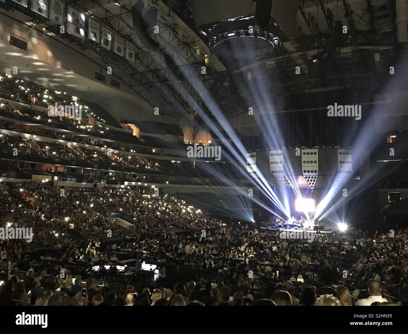 Stage crowd hi-res stock photography and images - Alamy