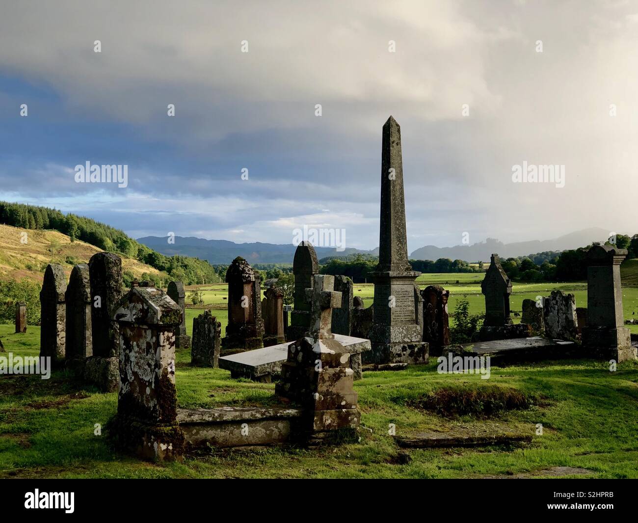 Kirkyard cemetery hi-res stock photography and images - Alamy