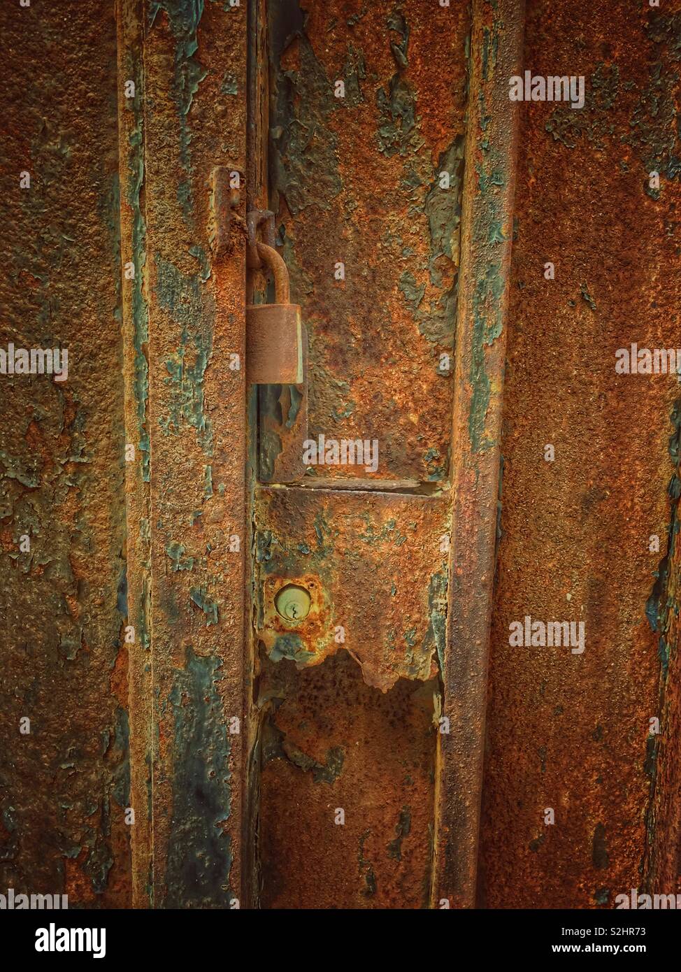 Locked rusty gate Stock Photo - Alamy