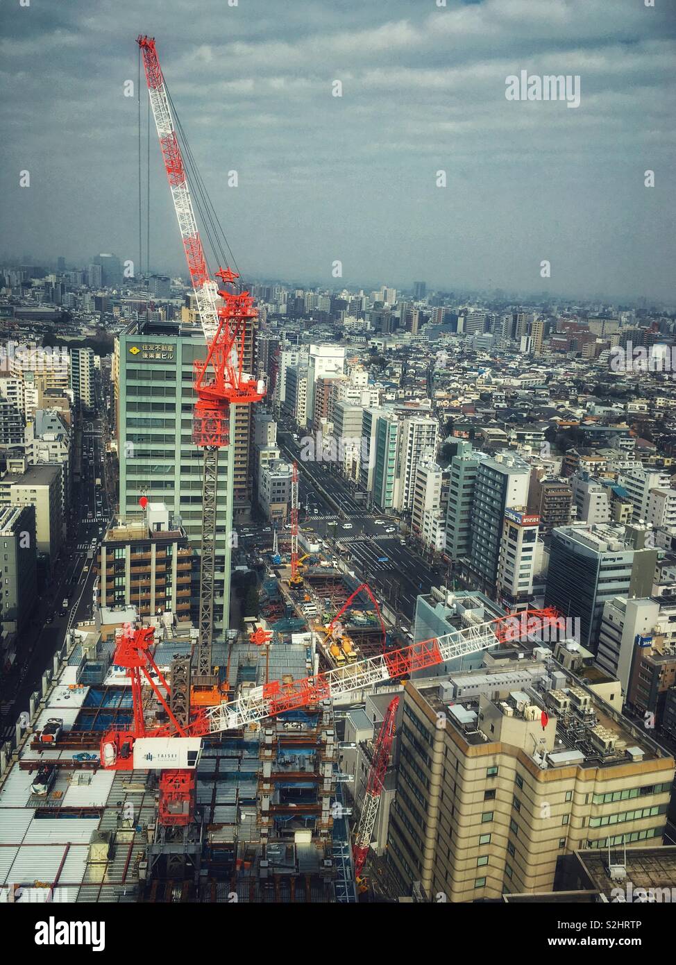 Tokyo skyscraper construction cranes hi-res stock photography and ...