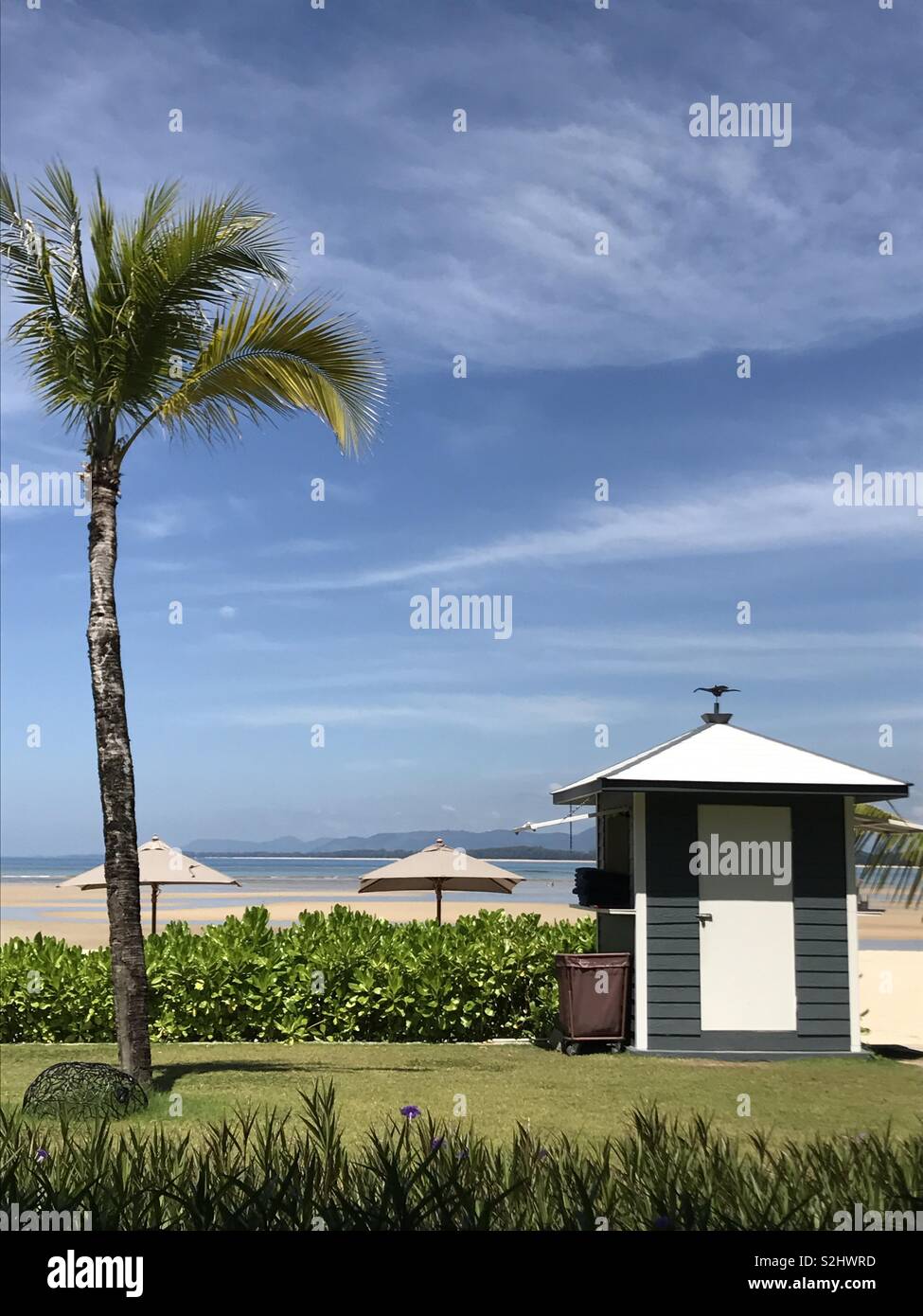 Tree hut hi-res stock photography and images - Alamy