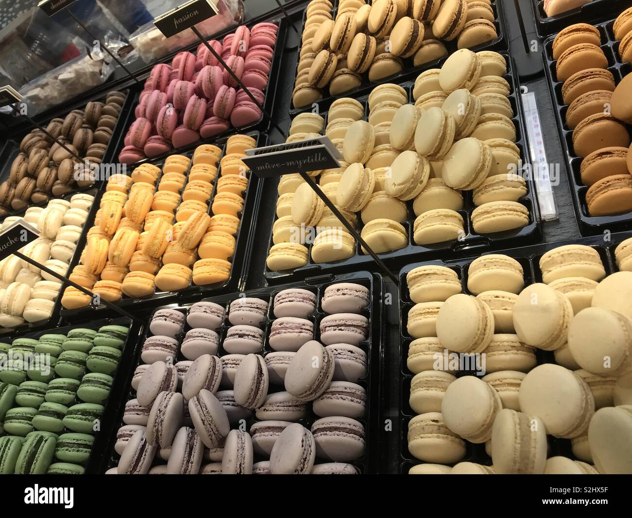 Macaroon shop hi-res stock photography and images - Alamy