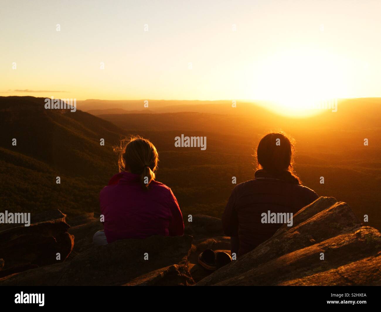 Two people watching the sunset hi-res stock photography and images - Alamy