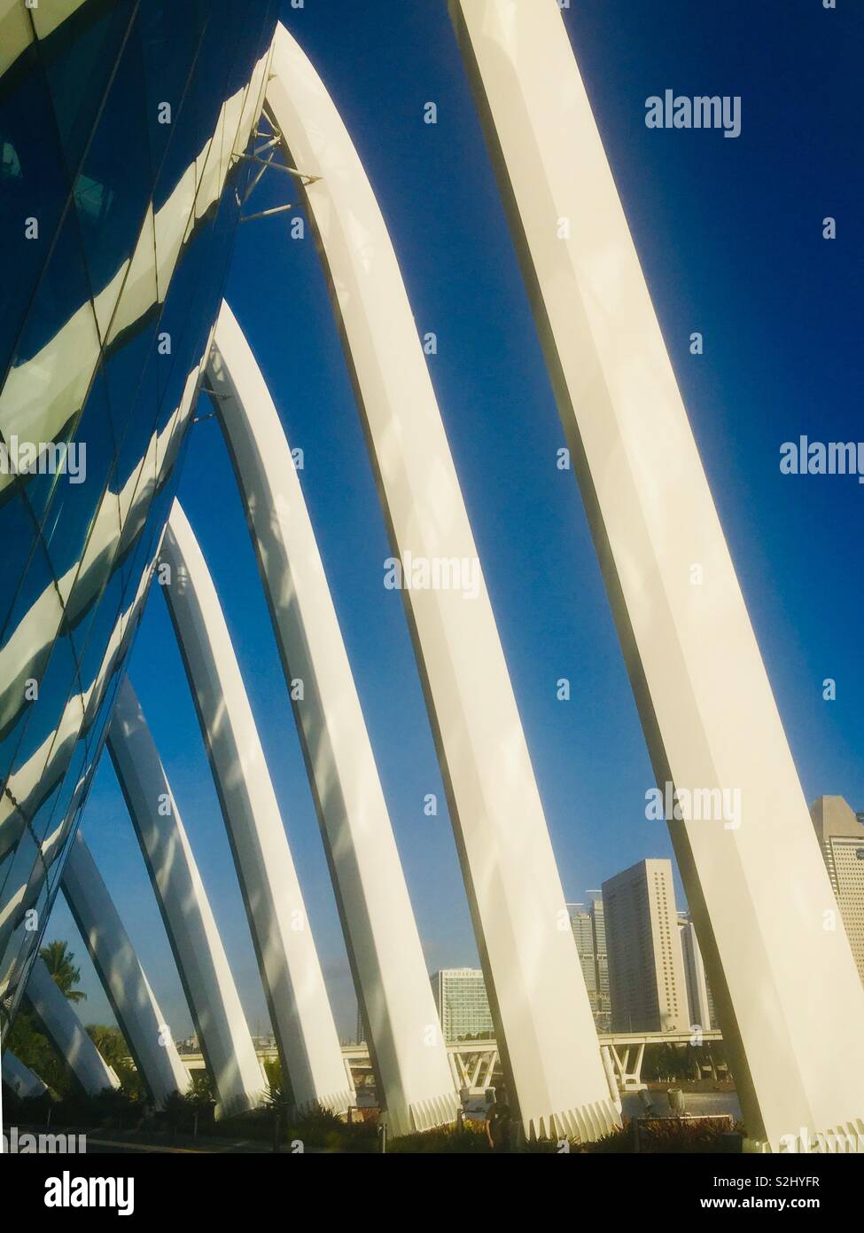 Mirror pillars hi-res stock photography and images - Alamy