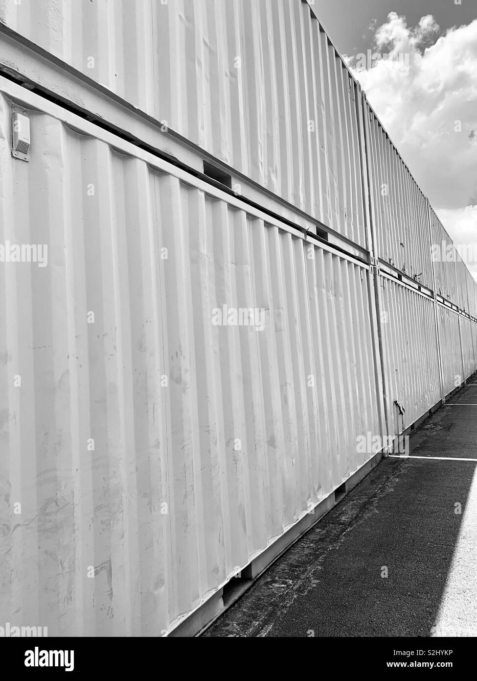 White shipping container hi-res stock photography and images - Alamy