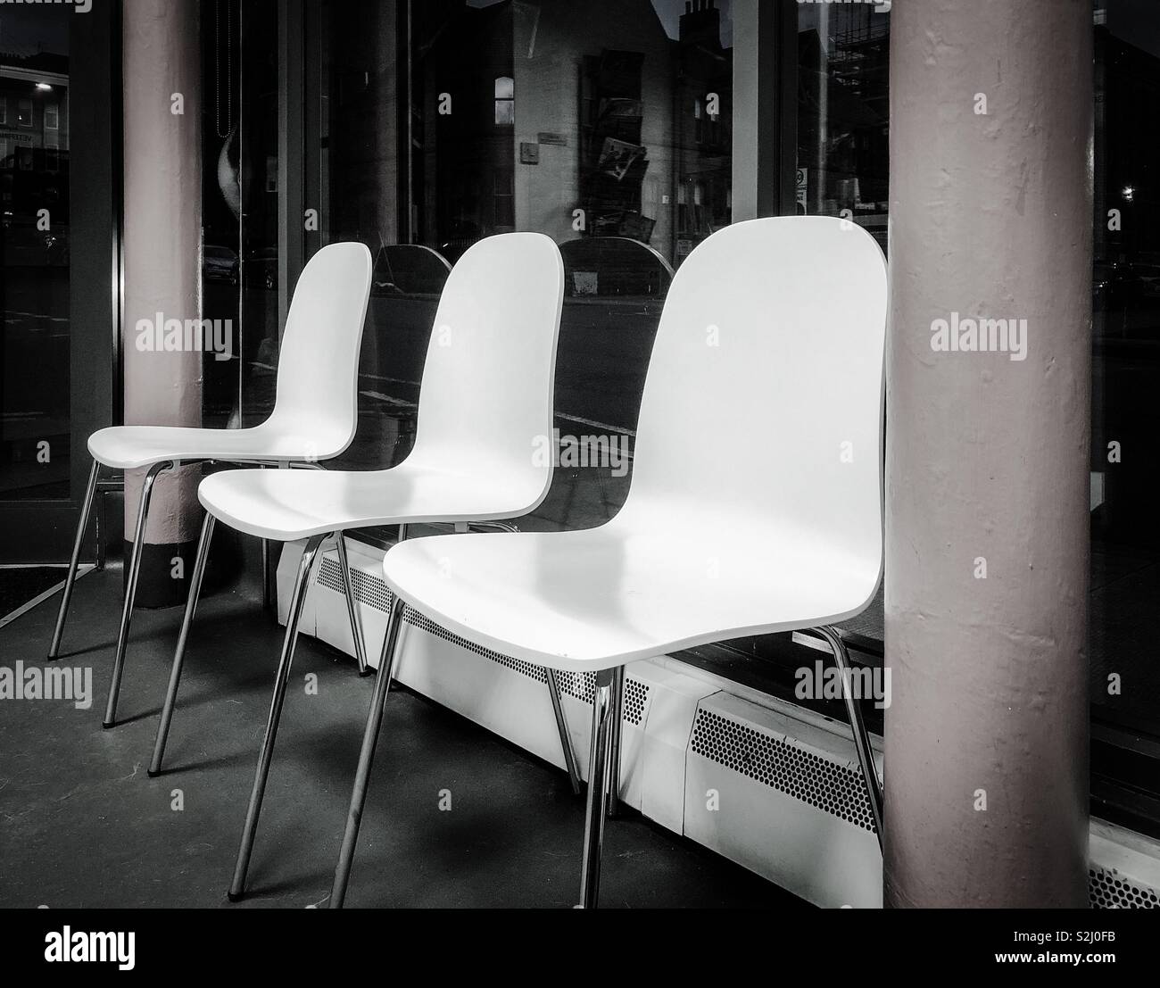 Empty waiting room black hi-res stock photography and images - Alamy