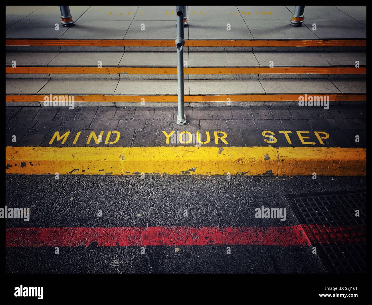 Mind your step sign in front of shopping mall Stock Photo - Alamy