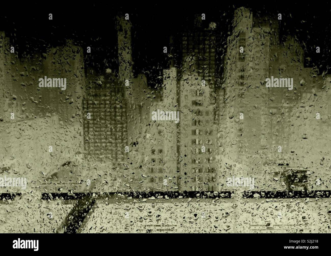 New york skyline rain hi-res stock photography and images - Alamy