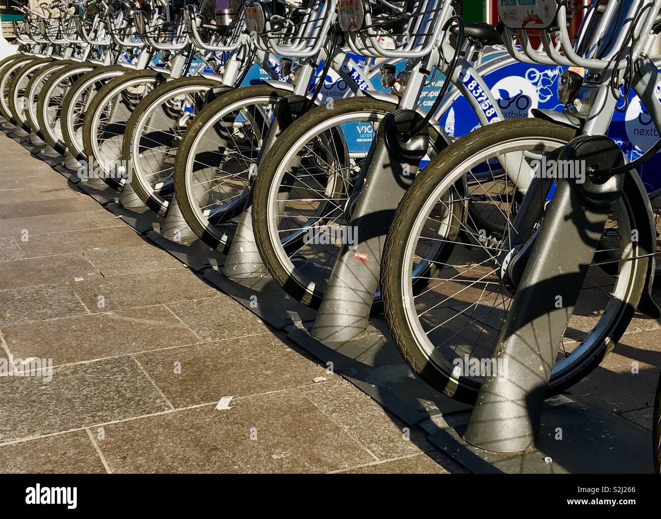 Cycles cycle hi-res stock photography and images - Alamy