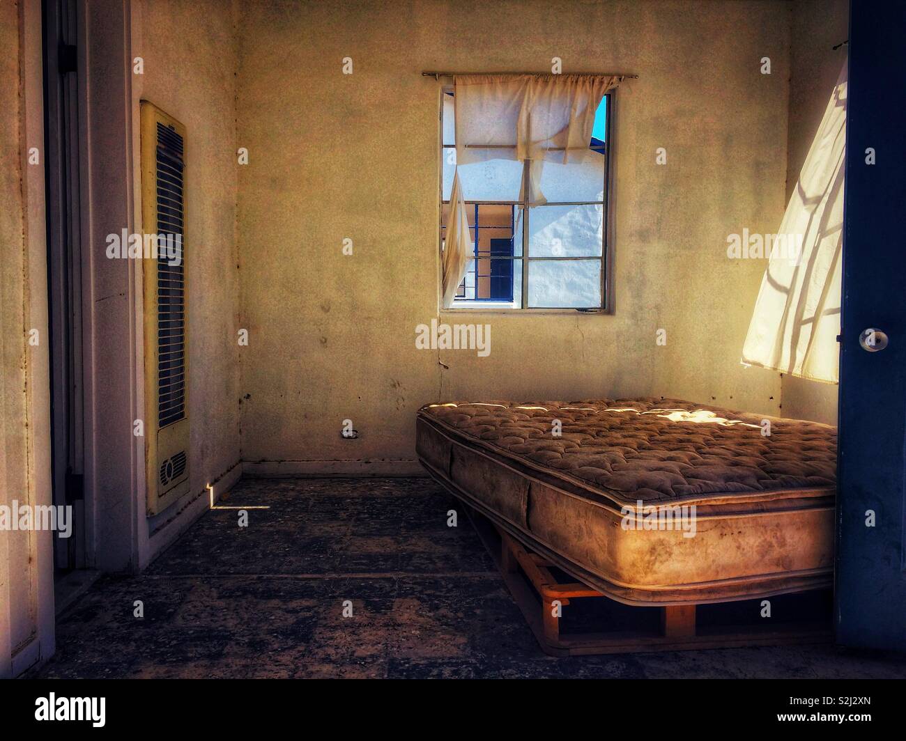 Inside abandoned house hi-res stock photography and images - Alamy