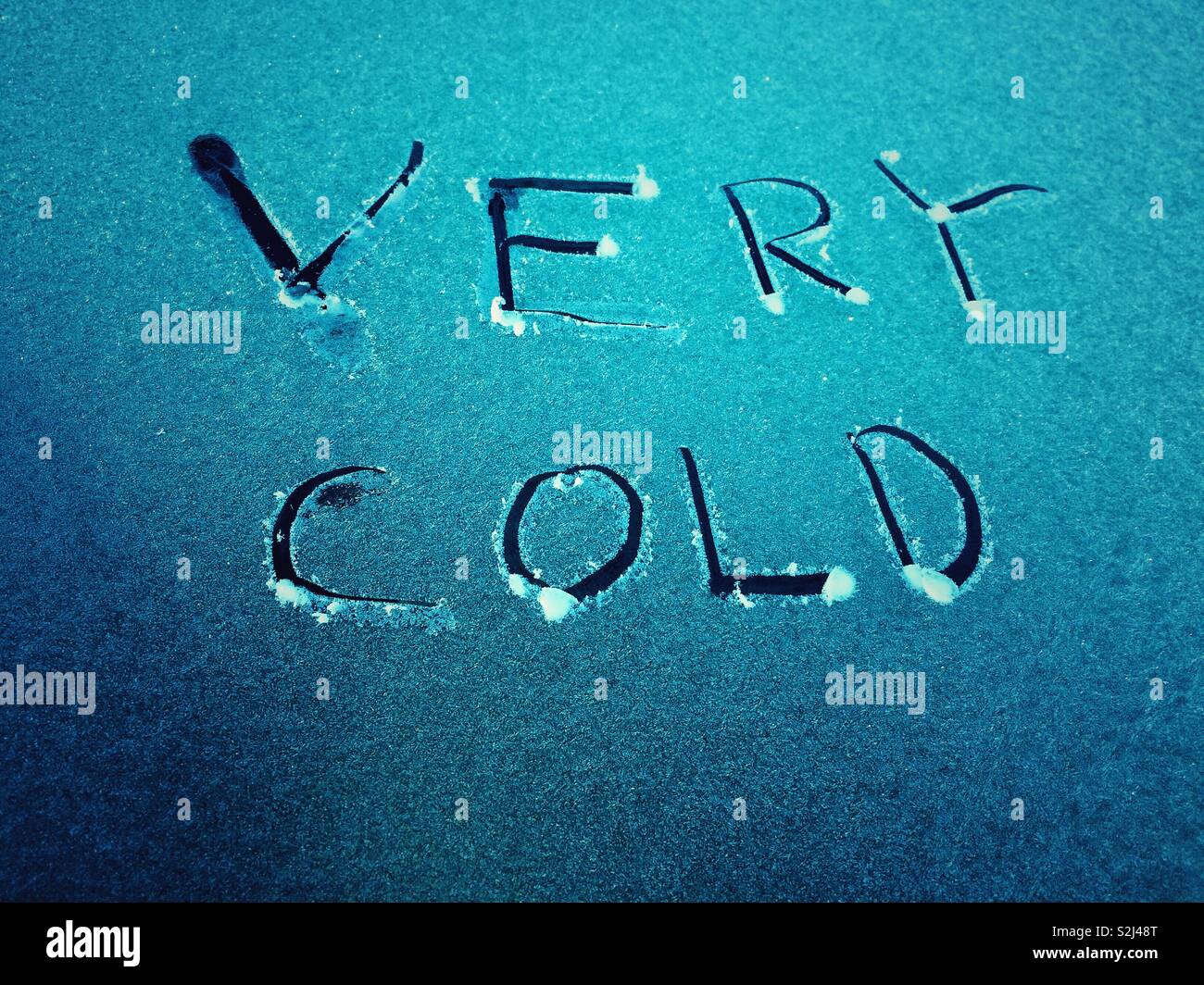 Very cold writing on frozen car screen Stock Photo - Alamy