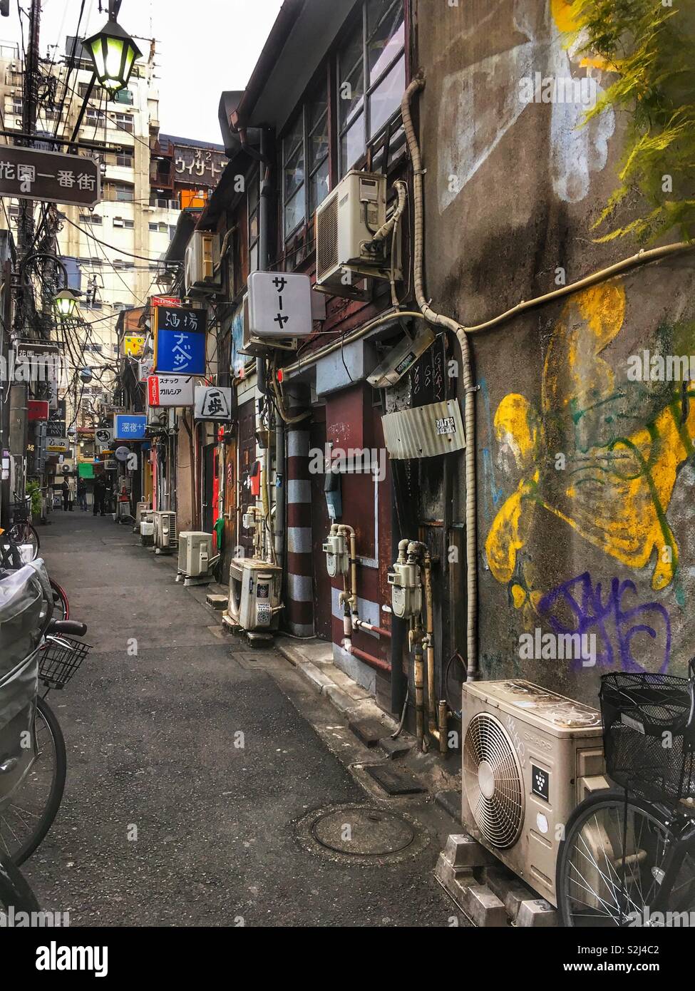 Golden japan shinjuku street tokyo hi-res stock photography and images ...