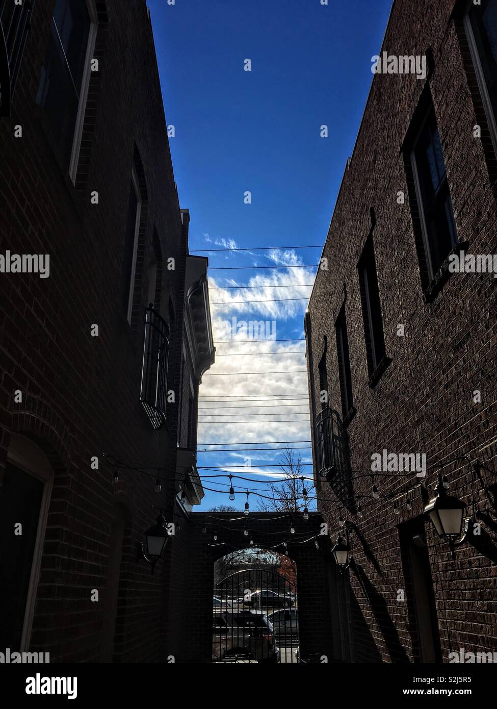 Shadows between buildings hi-res stock photography and images - Alamy