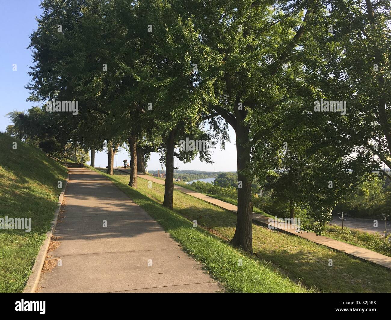Shaded park hi-res stock photography and images - Alamy